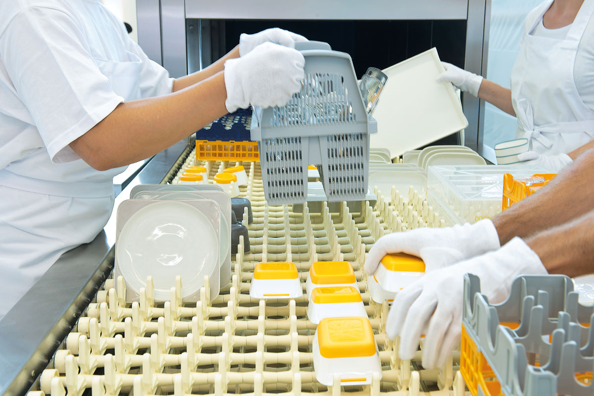 Taking Flight: Choosing Flight-Type Dishmachines - Foodservice ...