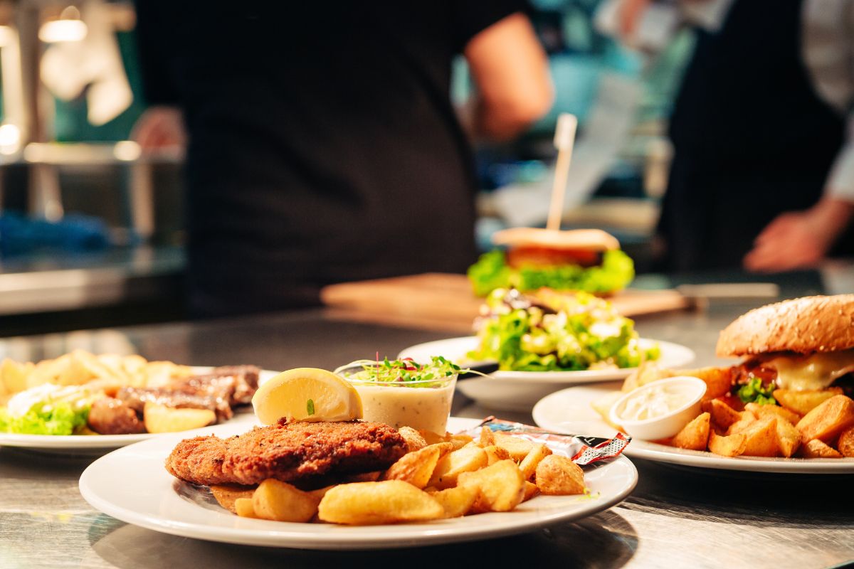 More Consumers Dining Out This Holiday Season - Foodservice Equipment ...