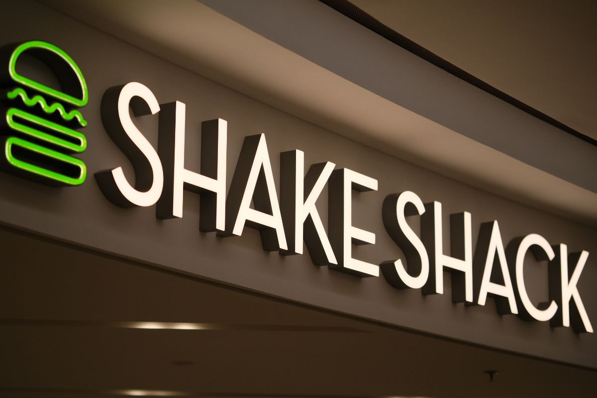 Shake Shack Makes Dozen-Unit Deal Abroad